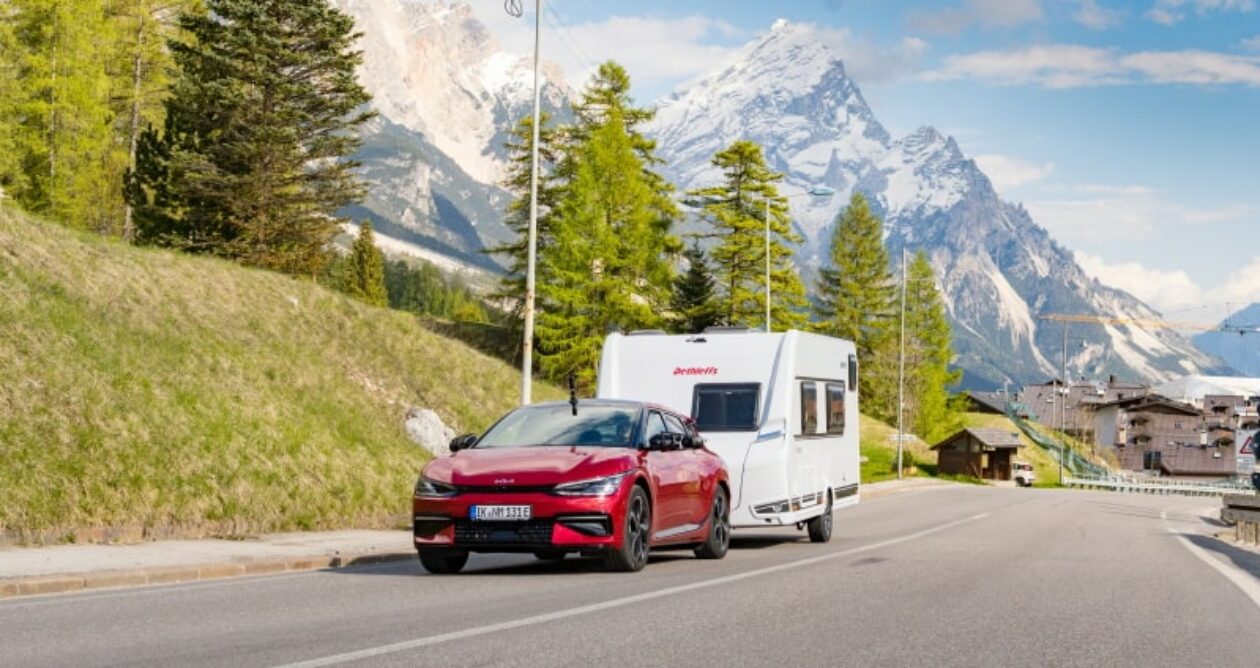 Elektroauto mit Wohnwagen: Im ADAC-Test über die Berge ans Meer ...